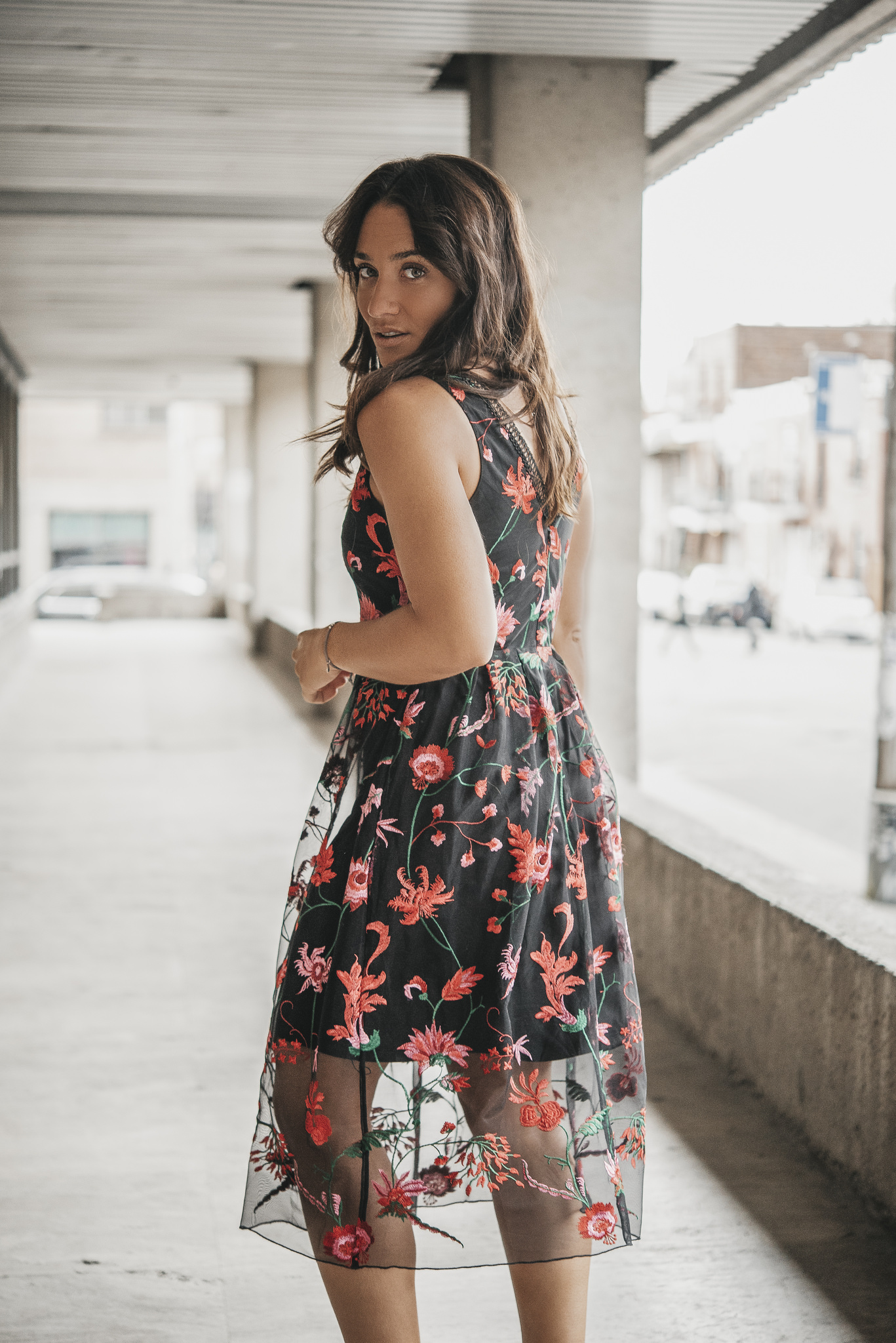 Look tendance robe: le filet brodé et la transparence - Le Cahier